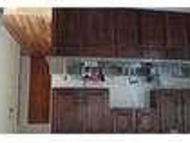 Attractive 2 bed, 1 bath. Single Car Garage!