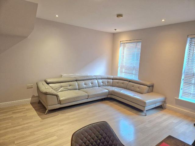 Auction House Courtyard, Luton LU1, 2 bed flat to rent, £1,300 pcm | PrimeLocation