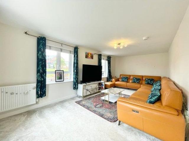 Auchinleck Road, Robroyson, G33 1FX