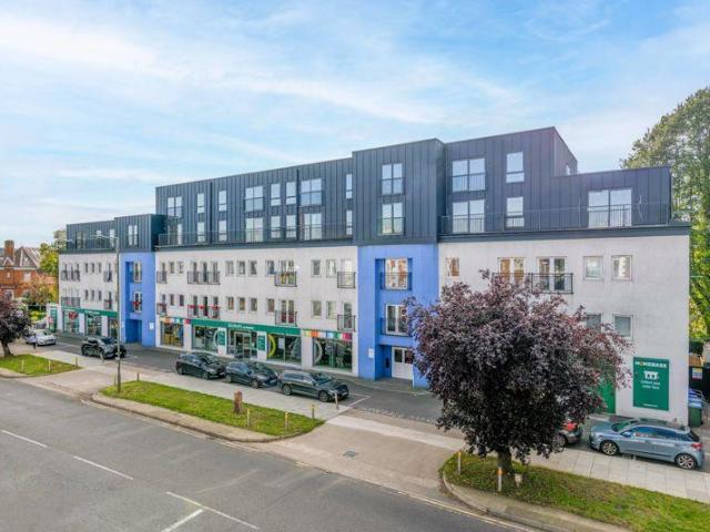 Auckland House, Walton on Thames. 2 bed apartment to rent £1,625 pcm £375 pw