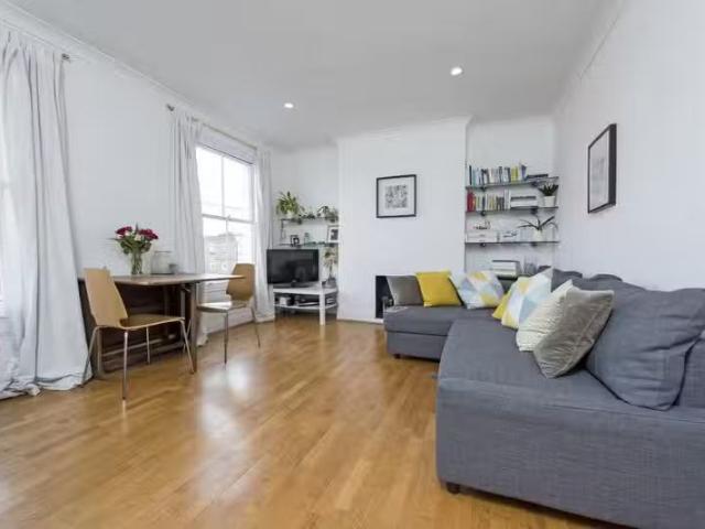 Auckland Road, SW11 2 bed apartment to rent £2,350 pcm £542.