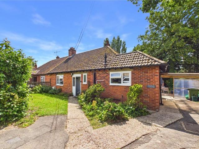Auclum Lane, Burghfield Common. 3 bed bungalow to rent £1,795 pcm £414 pw