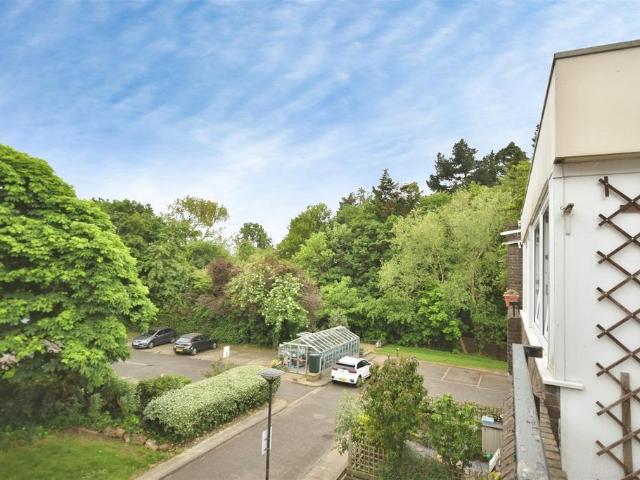 Augustus Close, Brentford 3 bed apartment to rent £2,200 pcm £508 pw