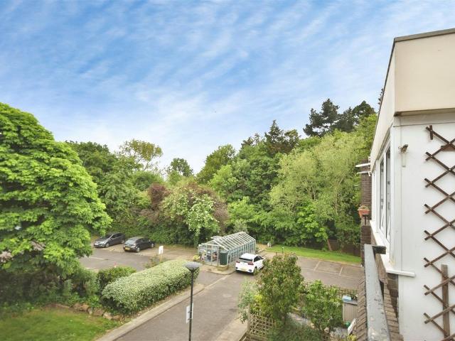 Augustus Close, Brentford TW8, 3 bed flat to rent, £2,200 pcm | PrimeLocation