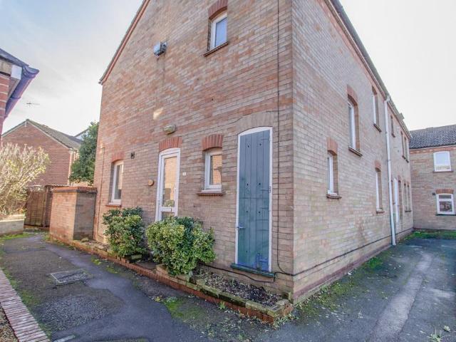 Augustus Close, Cambridge 3 bed semi detached house to rent £1,595 pcm £368 pw