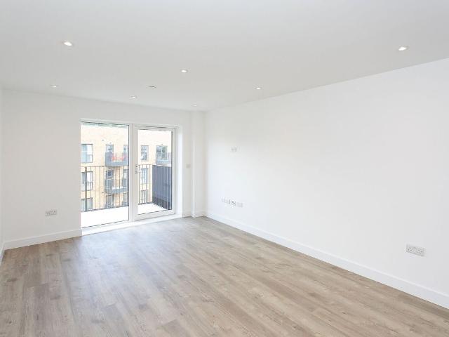 Augustus House HP1, Hemel Hempstead, 2 bed flat to rent, £1,700 pcm | PrimeLocation