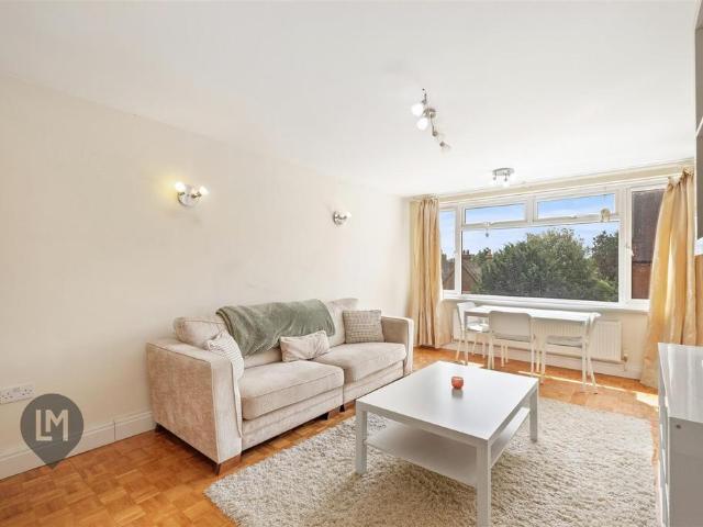 Augustus Road, London 2 bed house to rent £2,400 pcm £554 pw