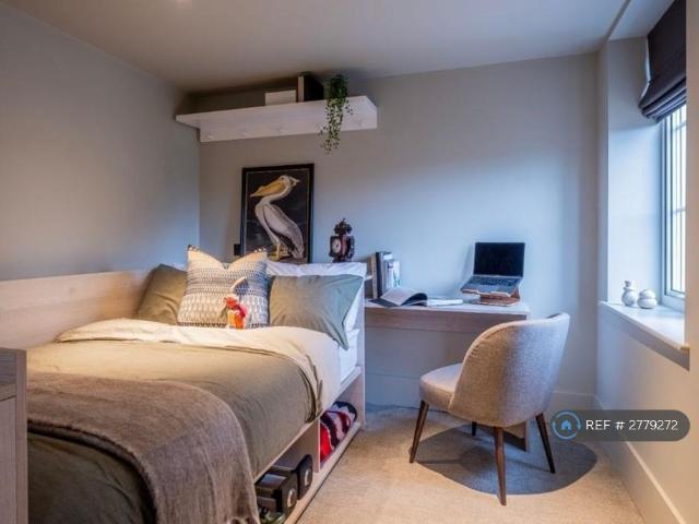Augustus Road, London, SW19 Studio to rent £1,659 pcm £383 pw