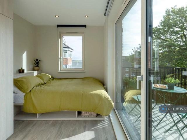 Augustus Road, London, SW19 1 bed in a flat share to rent £1,550 pcm £358 pw