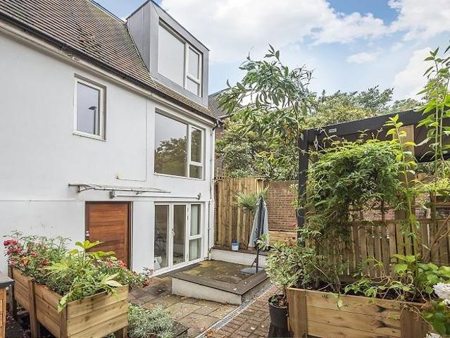 Augustus Road London SW19 2 bed end of terrace house to rent £2,750 pcm £635 pw
