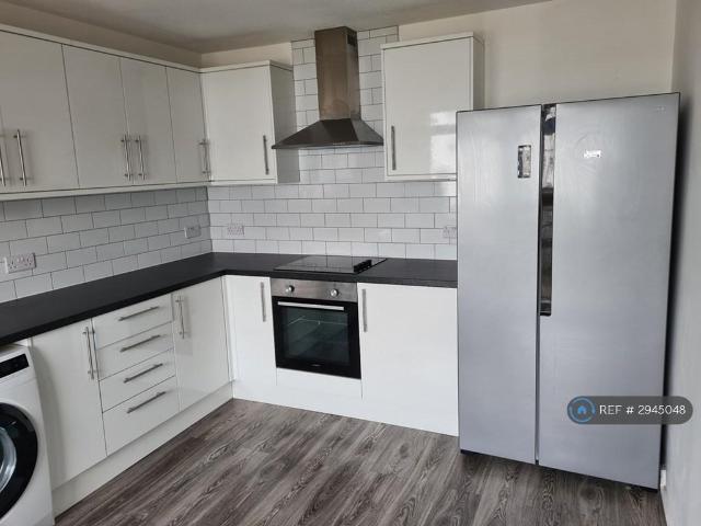 Augustus Road, London, SW19 3 bed flat to rent £2,800 pcm £646 pw