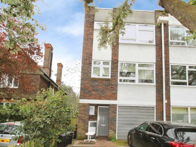 Augustus Road, Southfields, London, SW19 3 bed end of terrace house to rent £2,900 pcm £669 pw