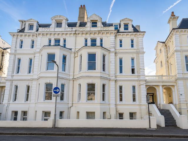 Augusta Gardens, Folkestone CT20 3 bed flat to rent £1,295 pcm £299 pw