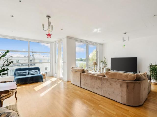 Aura House, Melliss Avenue, Kew. 2 bed flat to rent £3,200 pcm £738 pw