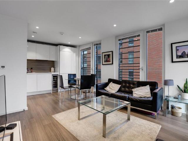 Aurora Apartments, 10 Buckhold Road. 2 bed flat to rent £2,708 pcm £625 pw