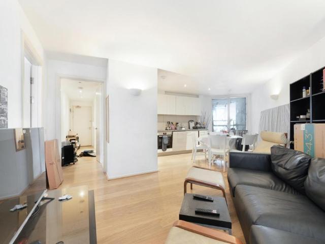 Aurora Building, Canary Wharf, E14 3 bed apartment to rent £3,701 pcm £854 pw