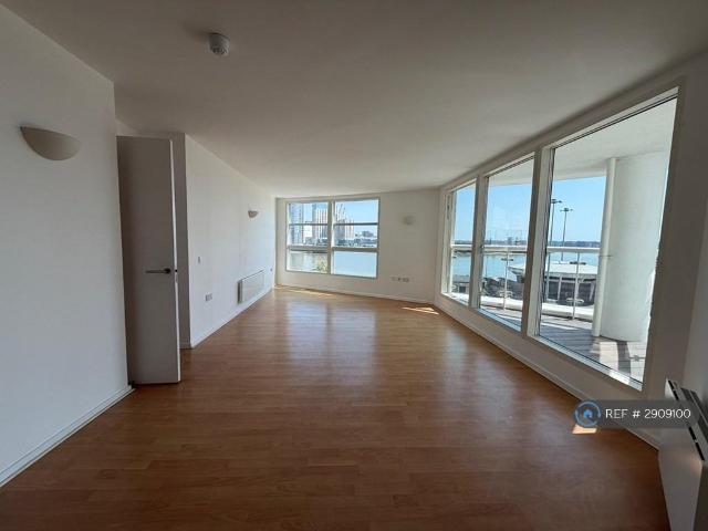 Aurora Building, London, E14 2 bed flat to rent £3,000 pcm £692 pw