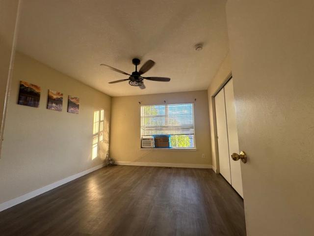 Aurora town home available now 950!