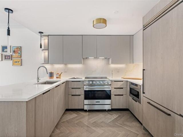 Austin St Apt,forest Hills, Condo For Sale