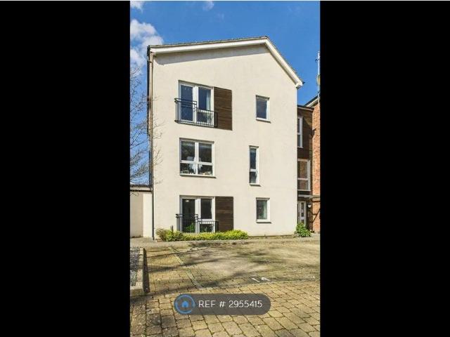 Austin Way, Bracknell RG12, 2 bed flat to rent, £1,600 pcm | PrimeLocation