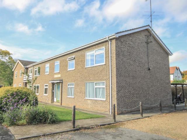 Australia Court, Cambridge 2 bed ground floor flat to rent £1,450 pcm £335 pw