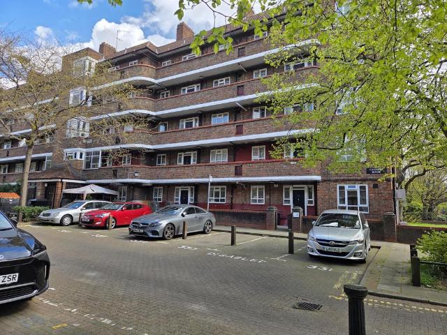 Australia Road, London W12 3 bed flat to rent £2,800 pcm £646 pw