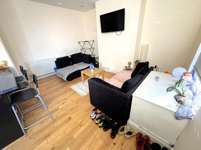 Autumn Avenue, Burley, Leeds, LS6 3 bed terraced house to rent £1,368 pcm £316 pw