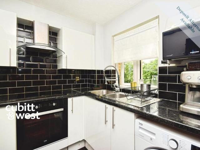 Autumn Drive Sutton SM2 2 bed apartment to rent £1,650 pcm £381 pw