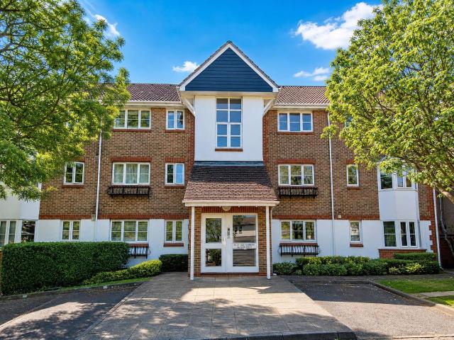 Autumn Drive, Sutton SM2, 2 bed flat to rent, £1,750 pcm | PrimeLocation