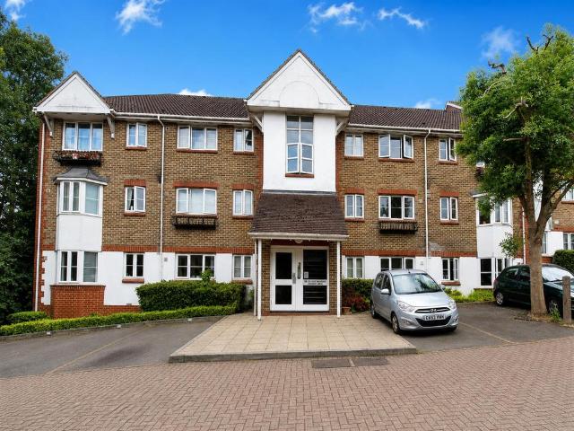 Autumn Drive, Sutton 2 bed apartment to rent £1,650 pcm £381 pw