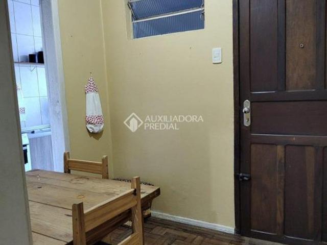 Auxiliadora Predial vende apartamento de 1 dormitório mobilhado, banheiro social, living com mesa