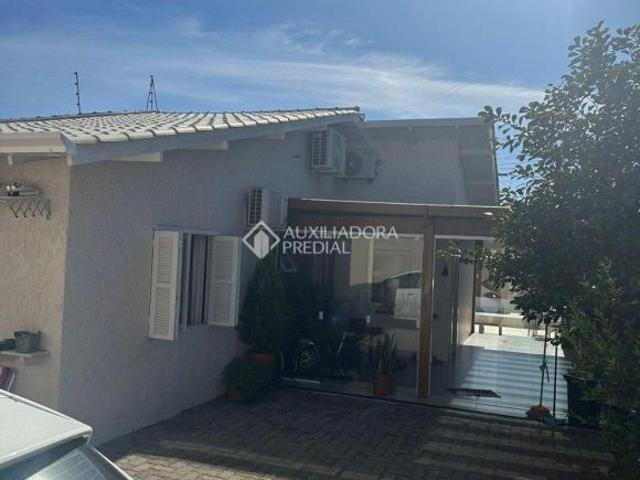Auxiliadora Predial vende casa de 2 quartos, com 188 m² de área total