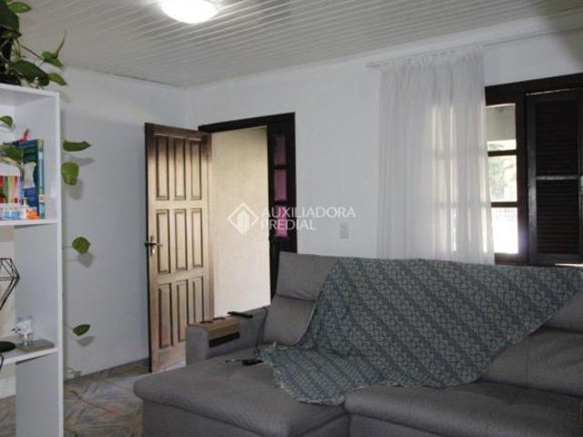 Auxiliadora Predial vende em Novo Hamburgo, casa com três quartos