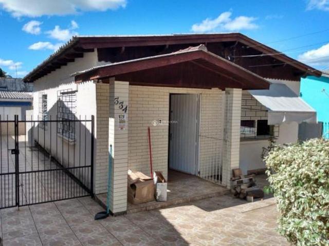 Auxiliadora Predial vende tereno com duas casas, sendo a casa da frente e a casa dos fundos tendo ca