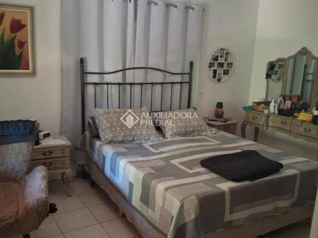 Auxiliadora Predial vende uma casa no meio do terreno, com 3 dormitórios, 2 suítes, 3 banhe