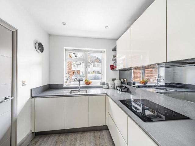 Avondale Avenue, London, N12 4 bed house to rent £3,750 pcm £865 pw