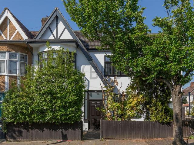 Avondale Crescent, Redbridge IG4, Room to rent, £925 pcm | PrimeLocation