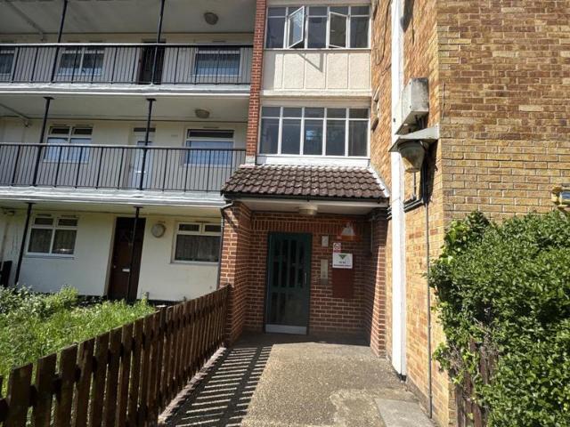 Avondale Road, E16 3 bed flat to rent £2,300 pcm £531 pw