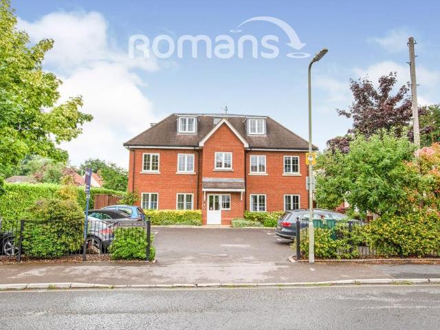 Avondale Road, Fleet, Hampshire, GU51 2 bed flat to rent £1,450 pcm £335 pw