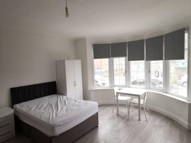 Avondale Road, Luton, Bedfordshire LU1, Studio to rent, £700 pcm | PrimeLocation