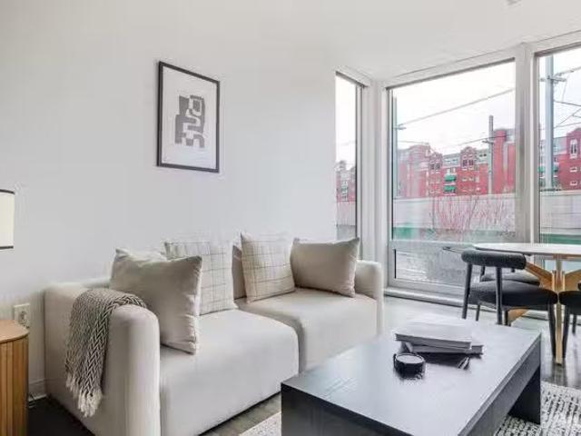 Ava Northpoint, 5 Glassworks Ave, East Cambridge 2 Bedroom.