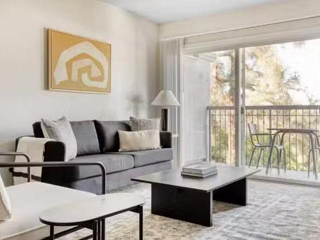 AVA Toluca Hills 3662 Barham Blvd, Hollywood Hills 1 Bedro.