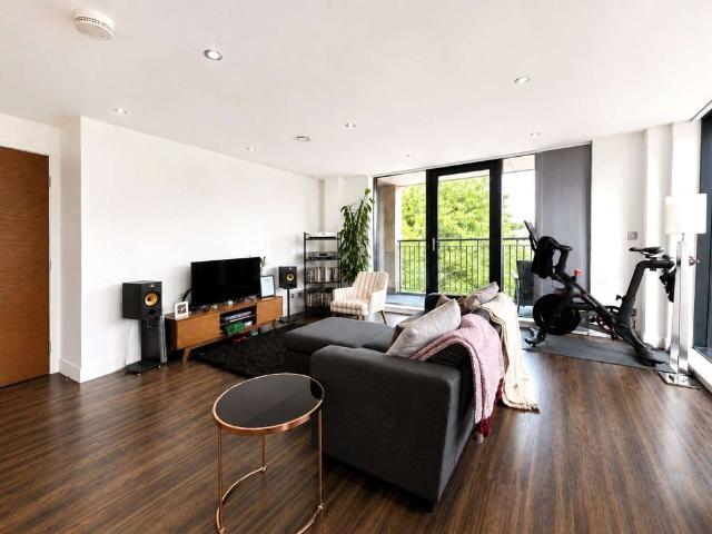 AVAILABLE 11TH AUGUST | TWO BEDROOM TWO BATHROOM APARTMENT | 3TH FLOOR | FULLY FURNISHED | JEWELLERY QUARTER LOCATION | 2 PARKING SPACES INCLUDED