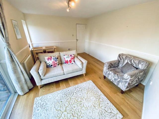Available 1 July Two Bedroom Flat with Garden