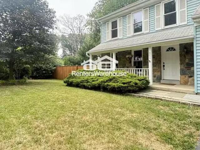 AVAILABLE! 211 E Deer Park Dr