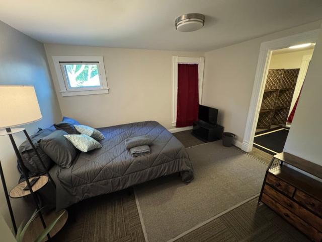 AVAILABLE 8/1! Quiet Room.