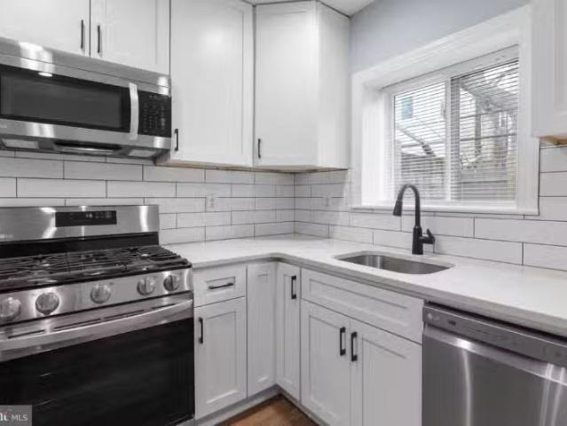 AVAILABLE APRIL 1! Charming & Modern 2Bedroom, 1.5Bathroom Row.