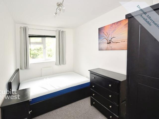 Available Asap! Northgate Road, Crawley RH10, Room to rent, £650 pcm | PrimeLocation