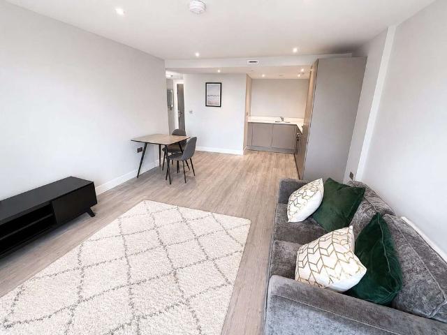 AVAILABLE AUGUST 17TH | ONE BEDROOM APARTMENT | 9TH FLOOR | EXCEPTIONAL RESIDENT FACILITIES | GYM, CINEMA & LOUNGE | FULLY FURNISHED