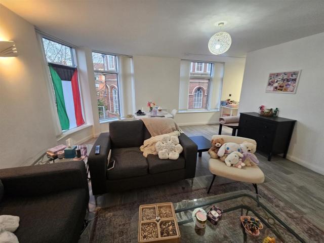 AVAILABLE FOR PROFESSIONALS AND STUDENTS Available August 2026 Zero deposit option available £1300 PCM This immaculately present 2 bed/2 bathroom apartment in the sought after area of the Lace Market. Discover modern City living in the highly sought after